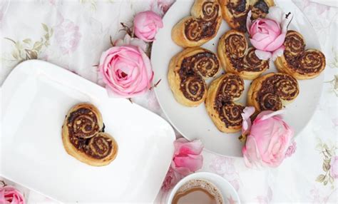 Blätterteig Herzen mit nutella und Nüssen gefüllt