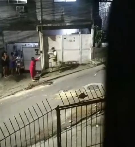 Vídeo morador registra momento em que menina é atingida por bala