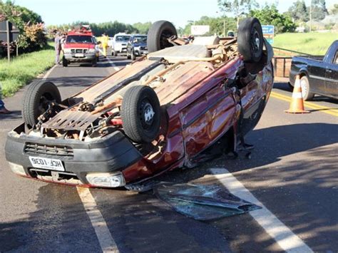 Batida entre carros em rotatória deixa dois feridos na BR 265 em São