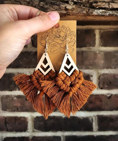 Pin de Deidra Thompson em DIY Crafts Brincos macramé Artesanato