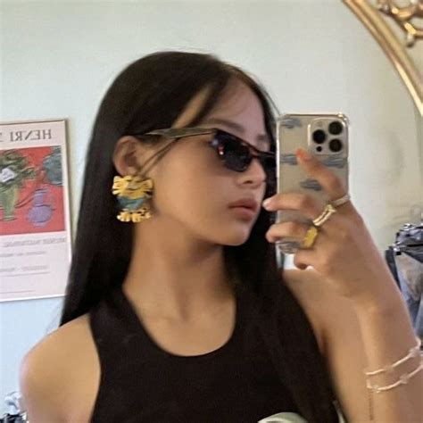 Ador New Girl Group Newjeans Minji Mirror Selca Icon Aesthetic