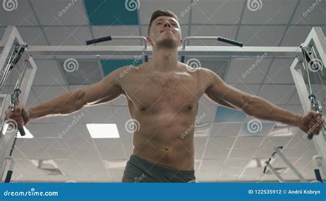 Encima Del Retrato Del Sporstman Muscular Joven Con El Torso Desnudo