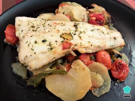 Merluza al horno con patatas y verduras Receta FÁCIL