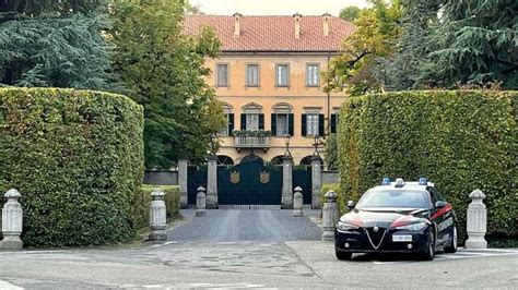 Silvio Berlusconi All Interno Villa San Martino Di Arcore E