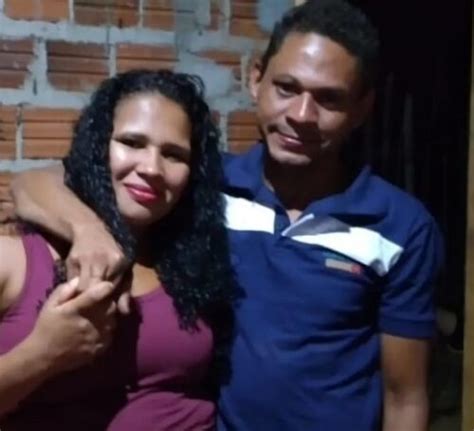 Mulher é morta a golpes de faca e pauladas na frente das filhas no
