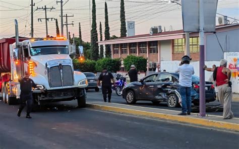 Huejutla Vehículo choca contra un tráiler en bulevar Bicentenario El