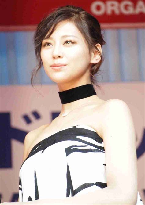 西内まりや美脚披露が物議 歩行者天国でほんとに寝っ転がってるの ガールズちゃんねる Girls Channel