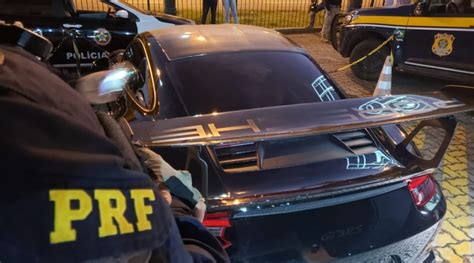 PRF e Polícia Civil apreendem carros de luxo durante operação no RJ