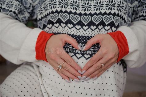 Bella Mujer Embarazada Con Las Manos En El Vientre Foto De Archivo