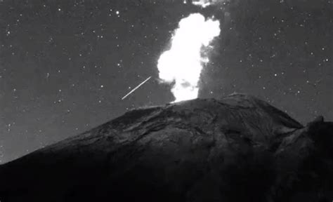 Captan estrella fugaz volando cerca del Popocatépetl