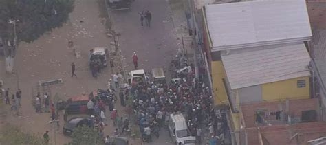 Baile funk na Zona Norte de SP tem aglomeração e pessoas sem máscara