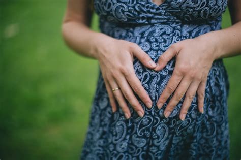 Mujer Embarazada Con Las Manos En El Vientre Foto Premium