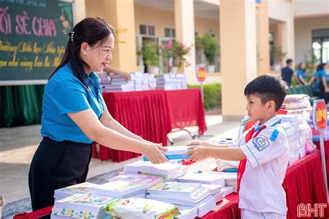 Học sinh Hà Tĩnh quyên góp sách vở hướng về các bạn vùng lũ miền Bắc