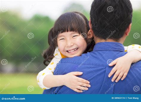 Niña Feliz Que Abraza Abrazando a Su Padre Foto de archivo Imagen de