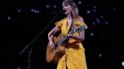 她的作品泰勒斯威夫特阿拉米 Taylor Swift Alami 在乌巴 Ubah 为特拉维斯凯尔斯 Travis Kelce 增加了