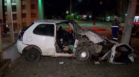 Carro roubado bate em poste após perseguição policial em Curitiba
