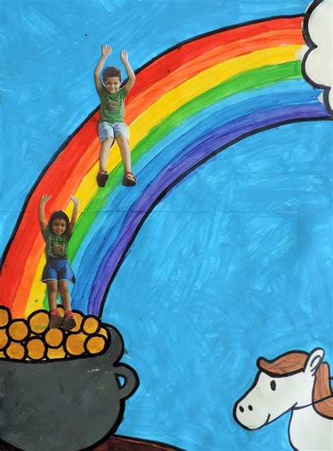 Detalhe Do Mural Conto De Fadas Escorregando Para O Pote De Ouro Do