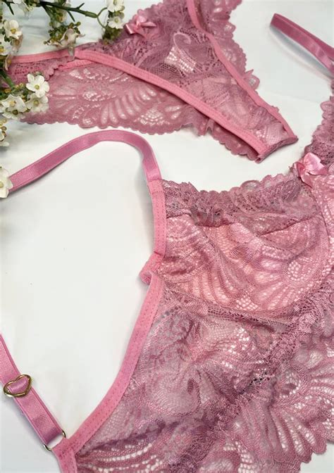 Conjunto Calcinha e Sutiã em Renda sem Bojo Aro Meia Taça Rosa