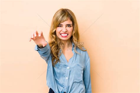金发碧眼的年轻caucasian女人显示爪子模仿猫高清图片下载 正版图片506419610 摄图网