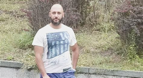 Bambina Cade Dal Balcone Quinto Piano Un Passante La Prende Al Volo E