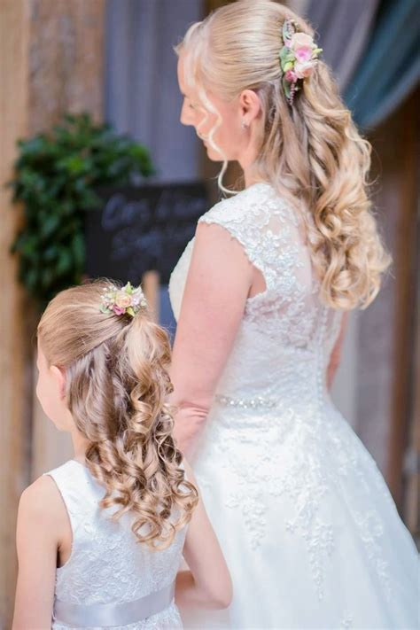 Dochter Wilde Hetzelfde Kapsel Als Mama De Bruid Beide Half Opgestoken