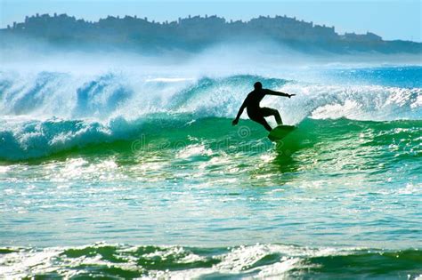 Persona Que Practica Surf En La Puesta Del Sol Foto De Archivo Imagen