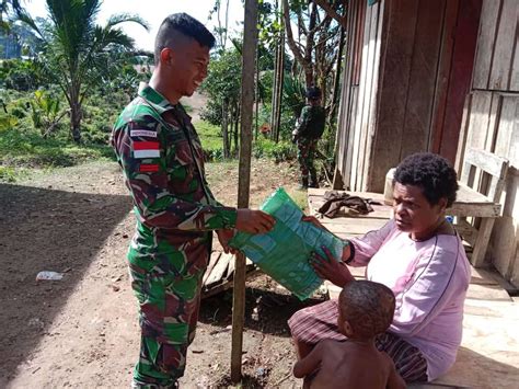 Cegah Malaria Satgas Yonif 126 KC TNI AD Bagikan Kelambu Untuk Warga