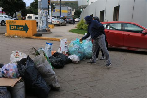 Tiran basura en las calles de la ciudad de Oaxaca sin ninguna sanción