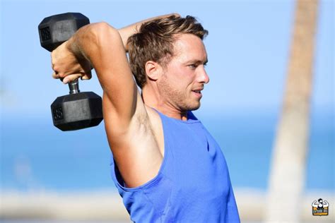 Quels exercices triceps avec haltères pour des bras musclés