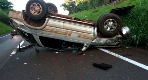 Motorista morre e passageiro fica ferido após capotamento de carro na
