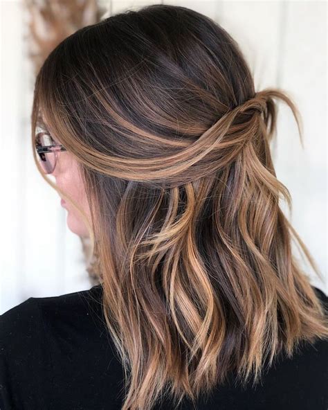 Braune Haare mit blonden Strähnen frische Ideen für nächste