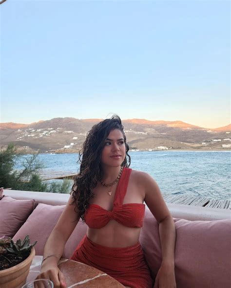Na Gr Cia Maisa Silva Posa Em Paisagem Paradis Aca E Impressiona F S