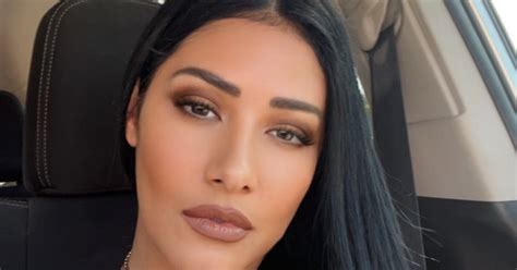 Simaria dá close em seios fartos em foto sexy e fã comenta No dia que