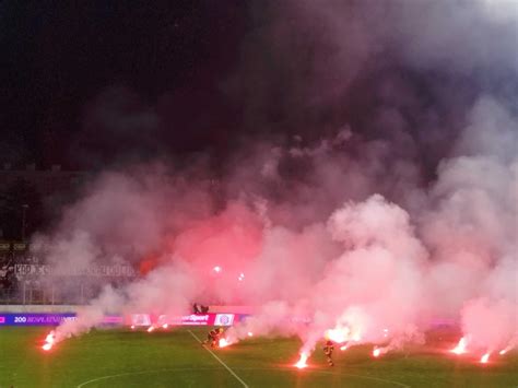 Slobodna Dalmacija Torcida Podigla Poruku A Onda Bakljadom