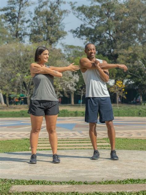 Conheça 5 exercícios de alongamento para iniciantes Oxer Brasil