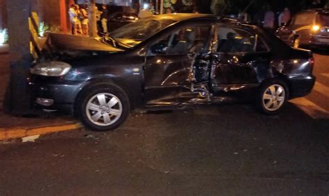 Motociclista Sem Capacete Fura Sinal Vermelho Bate Em Carro E Morre