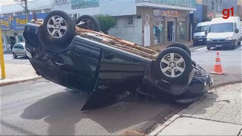 Vídeo Veículo capota após ser atingido por outro em cruzamento de Jaú