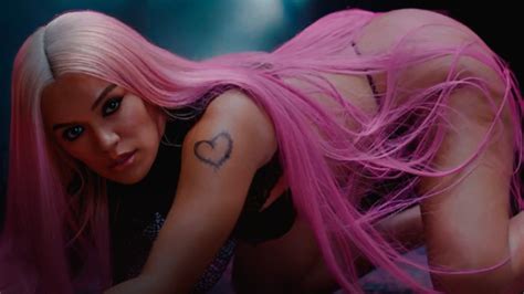 Karol G anuncia nuevo álbum con sensual video en bikini negro