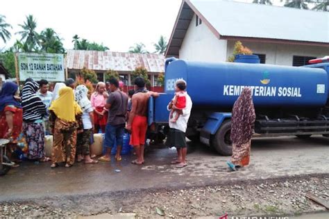 BPBD Pasbar Salurkan Air Bersih Untuk Korban Banjir Ranah Batahan