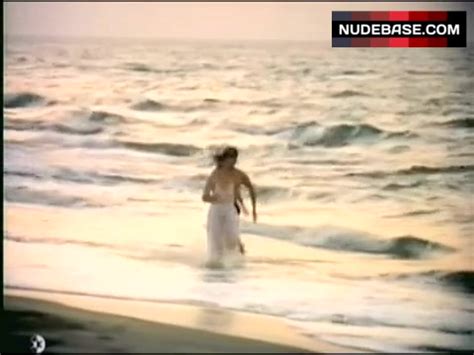 Arcelia Ramirez Hot Scene On Beach En Un Claroscuro De La Luna