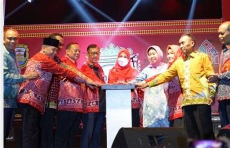 Bongkar Post Walikota Eva Dwiana Secara Resmi Membuka Bandar Lampung