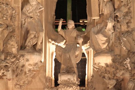 Vista Nocturna de Jesús Predicando Portal de la Fe en el Pórtico de la