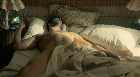 Guillaume Labbé nudo con il pisello al vento nella serie Escort Boys