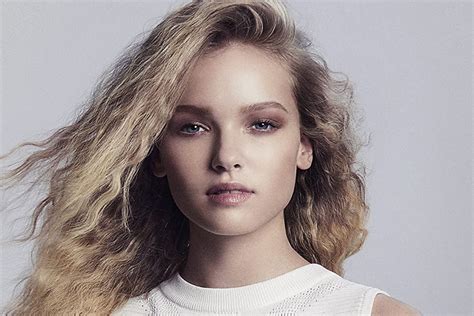 Les secrets pour réussir des boucles wavy avec un fer à boucler