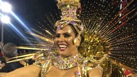 Rainha de bateria desfila como taça do Mundial do Flamengo O Rolo