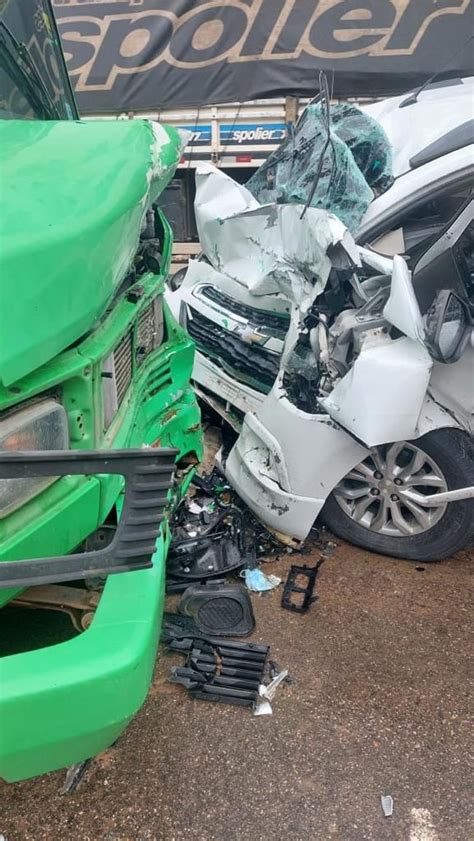 Vídeo caminhão e carro batem de frente três pessoas morrem e quatro