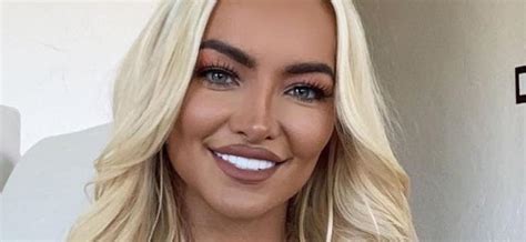 Lindsey Pelas Says Hello In Street Nip Show