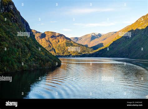 Avec un bateau de croisière à travers le célèbre fjord Geiranger Photo