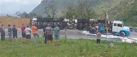Homem morre após caminhão tombar na Serra Dona Francisca em Joinville