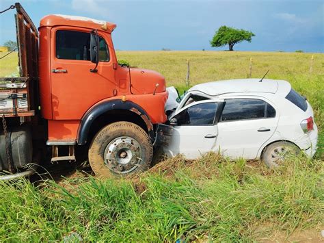 Padre e motorista ficam feridos após caminhão invadir contramão em